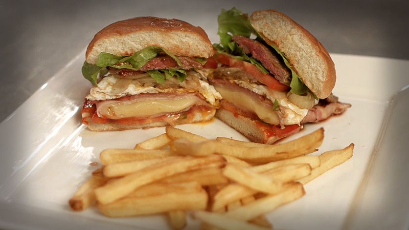 ¡Delicioso chivito canadiense!