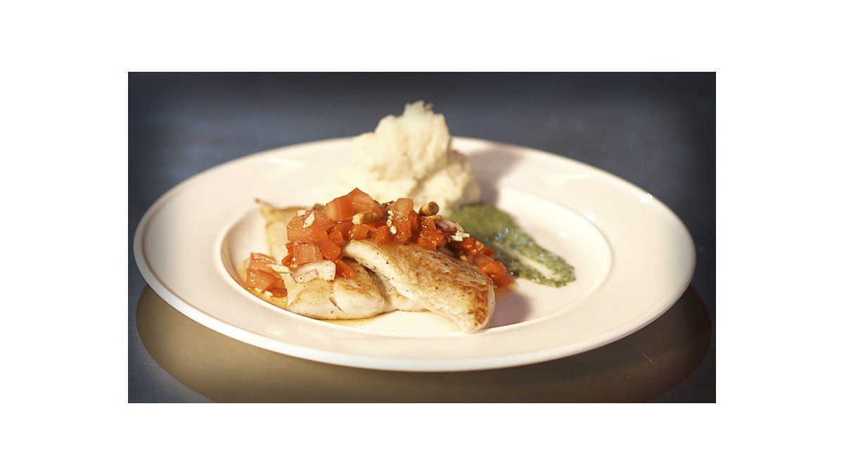 Abadejo rebozado con puré de ajo, crema de espinacas y criolla | Nilson ...